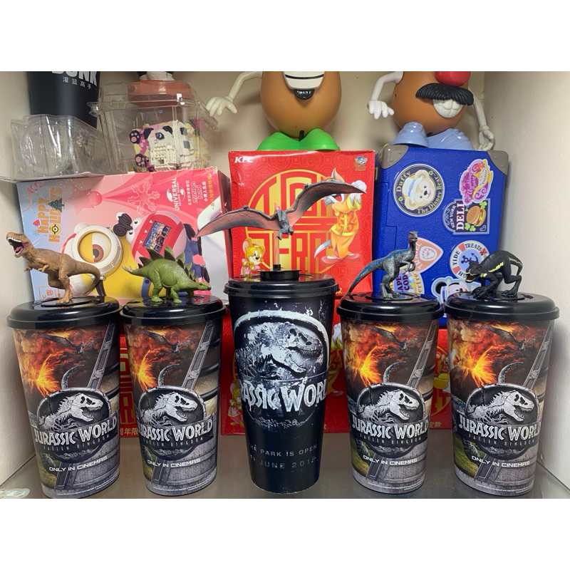 Compilation of sets of water glasses, cinema models and topper in movie ...