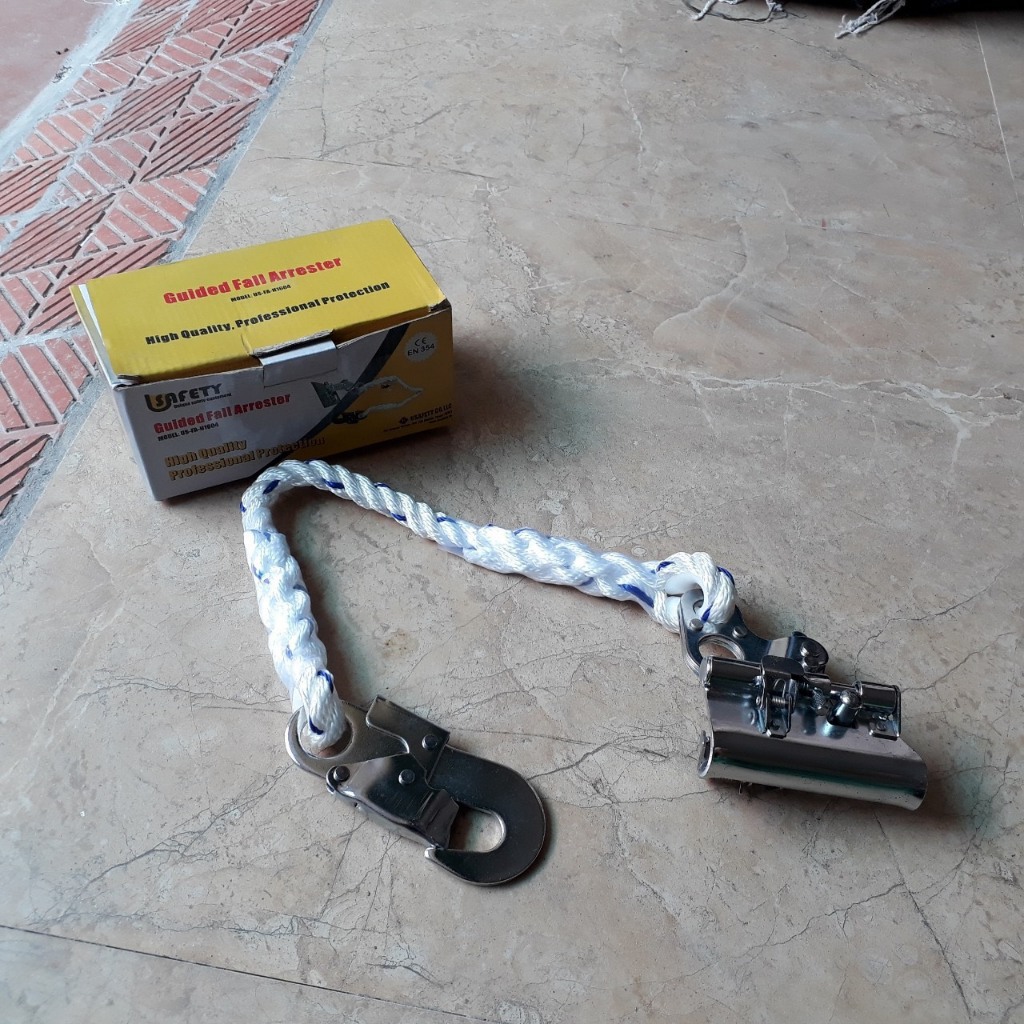 Anti-slip lock (installed with lifeline) for paint rollers and rope ...