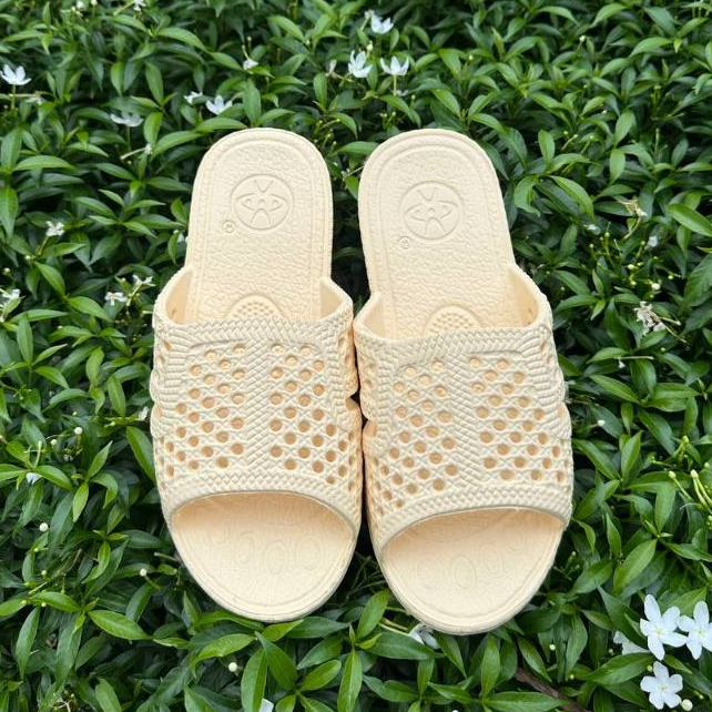 Legendary honeycomb slippers are super light, CREAM colored slippers ...