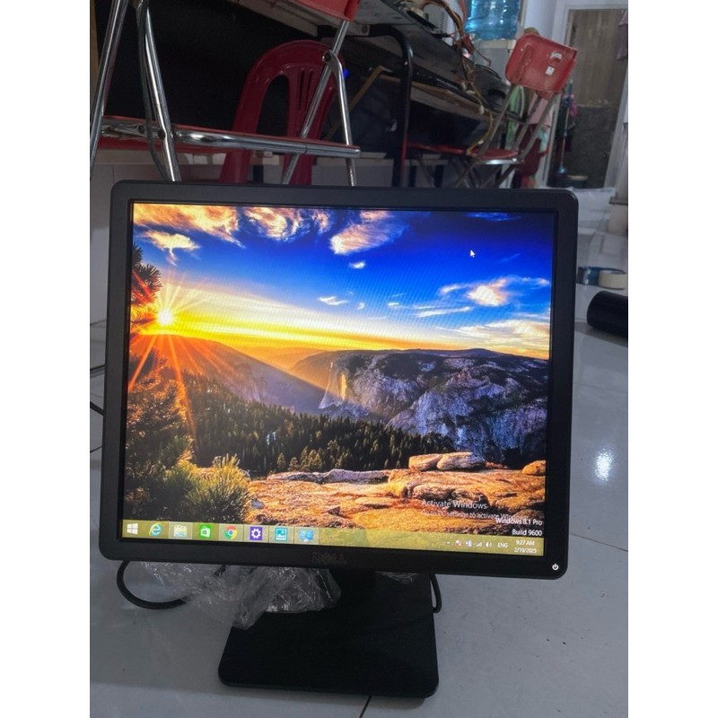 Beautiful square Dell 1715s computer monitor with vga-DisplayPort ...
