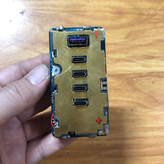 Ugreen 300w fast charging circuit with 4 type C ports + 1 usb port ...