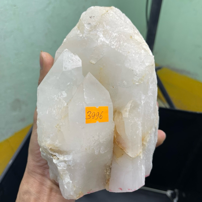 Original rough white quartz stone weighs 2.5kg for home decoration ...