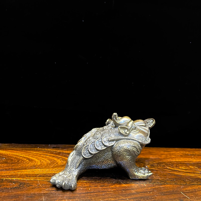 Money-holding toad, 3-legged toad holding money - feng shui worship ...