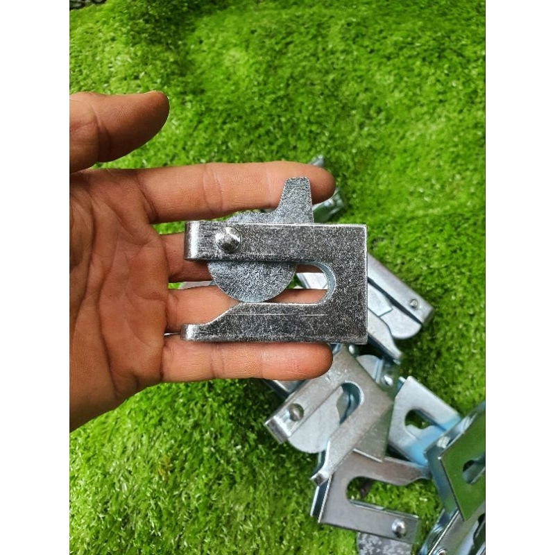 Self-closing lock for pig cages, attaching dog, cat, and cattle cages ...