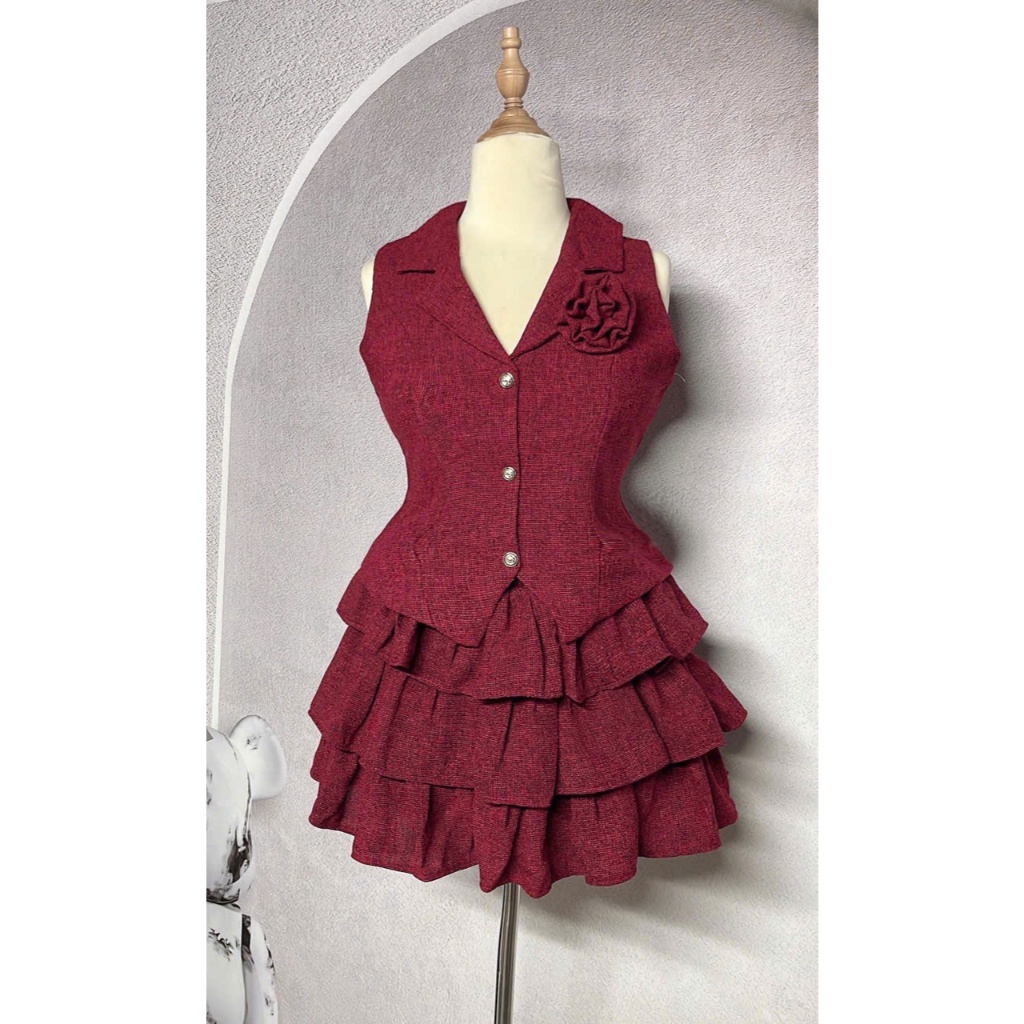 Set of dresses designed in 2 colors with super pretty photos for her ...