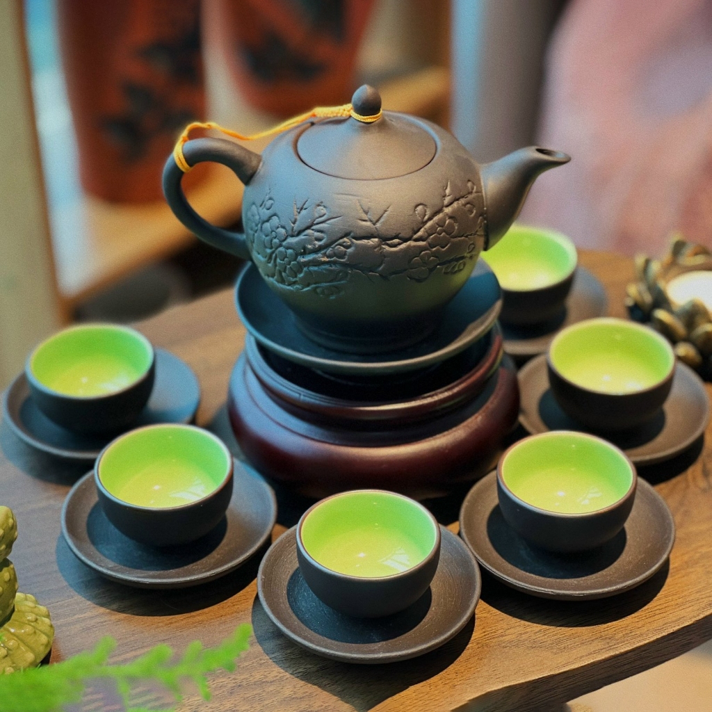 SA Purple tea set with pyramid shape engraved with peach blossom motifs ...