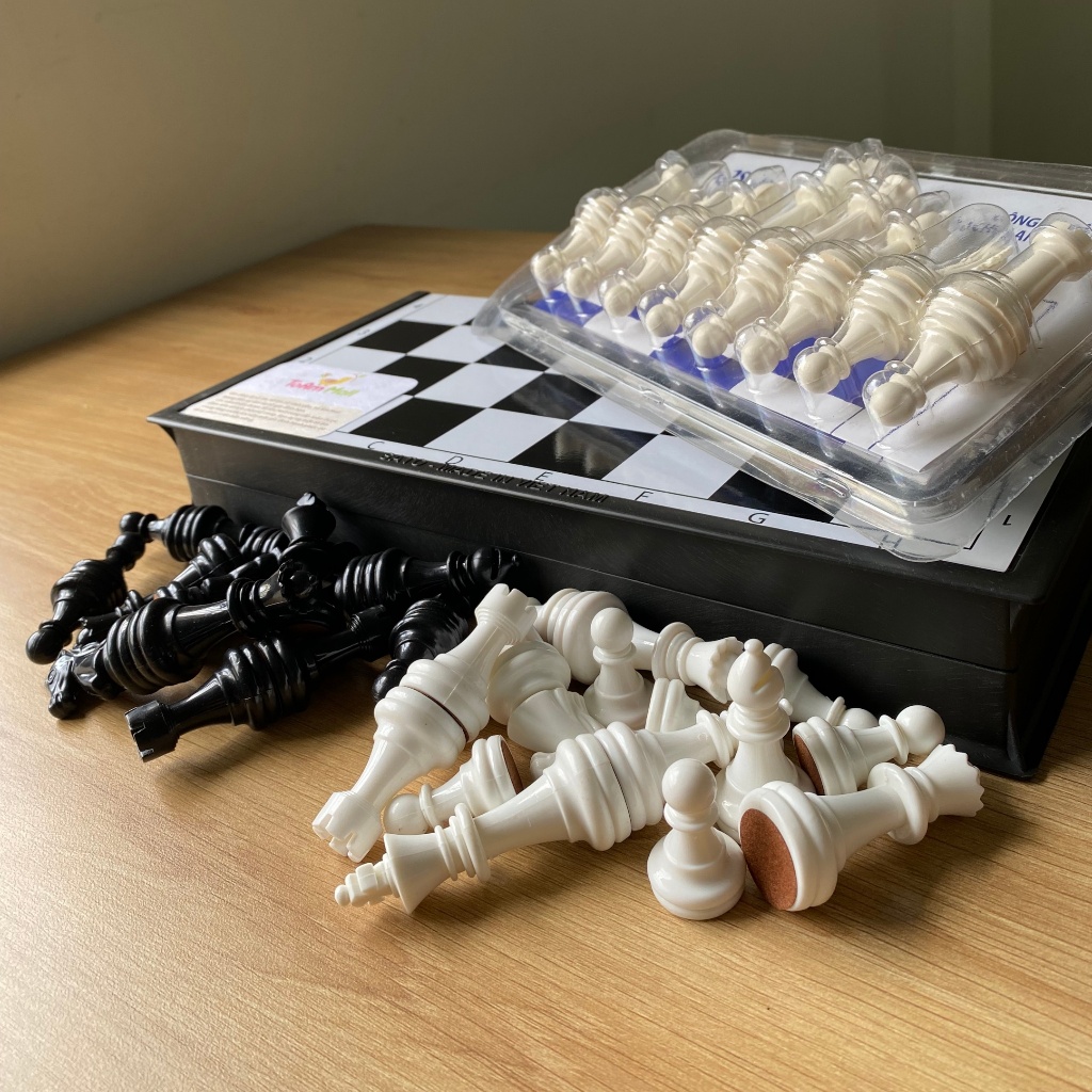 International and Classic Chess Set - Magnetic chess board and carrying ...