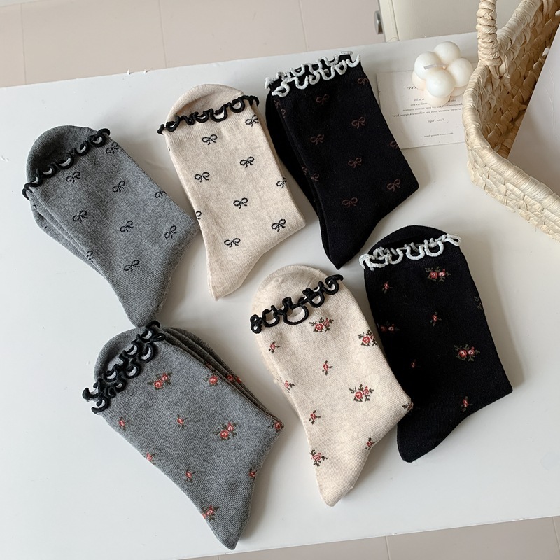 Socks/stockings with ruffle collars with Mua Tat pattern (muatat.shop ...