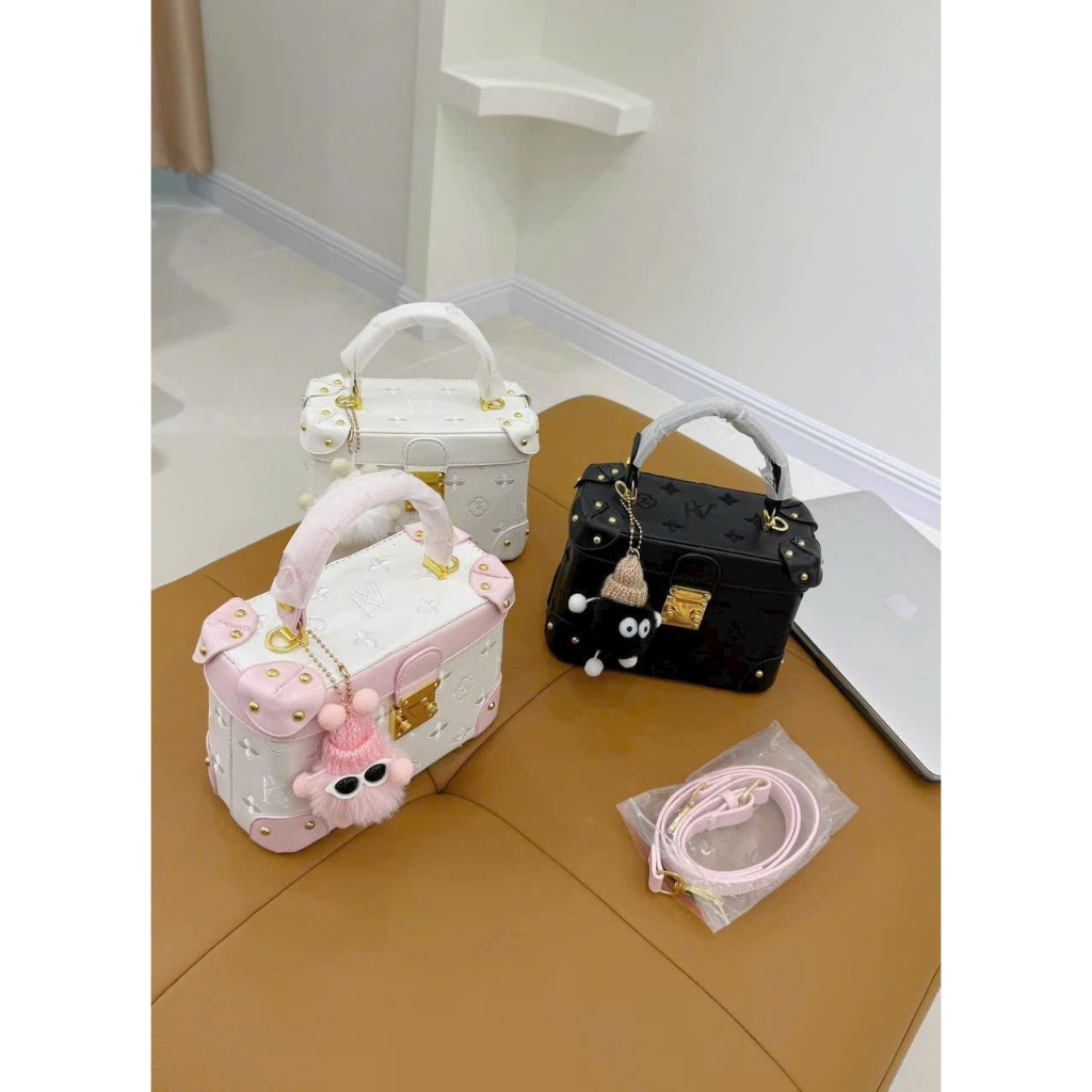 Super cute trunk-shaped bag comes with a hot treed embossed logo hanger ...