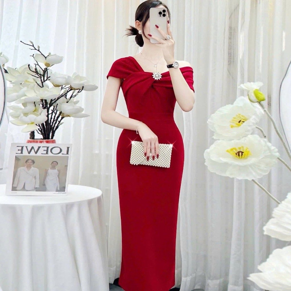 Body party dress designed with off-the-shoulder sleeves and luxurious ...