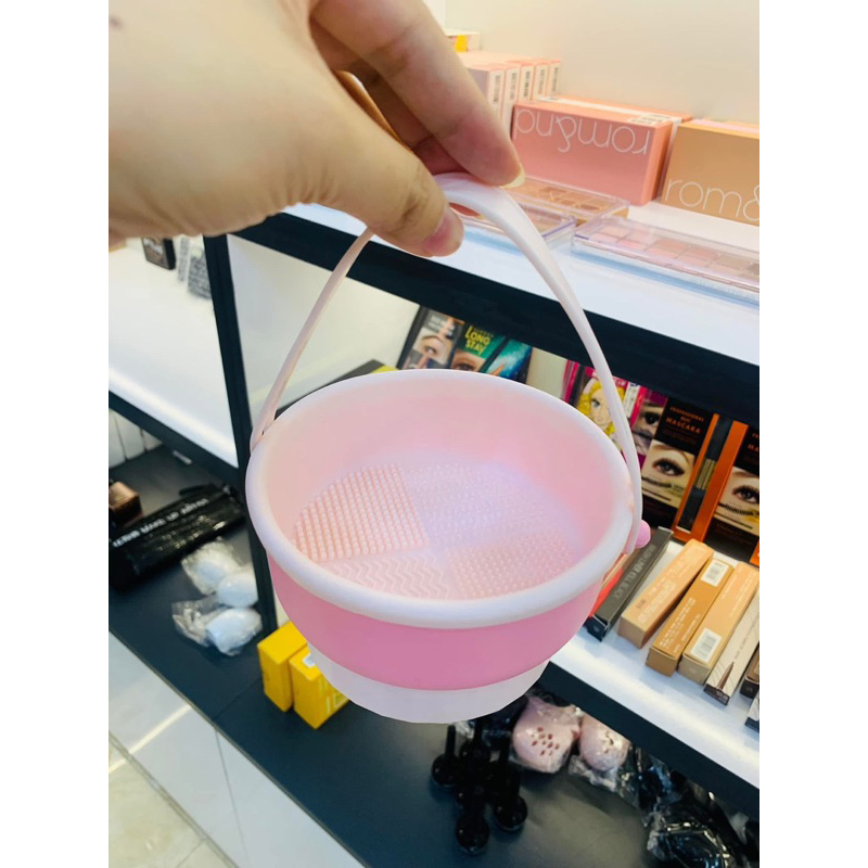 Very convenient washing basin for brushes and makeup sponges with ...
