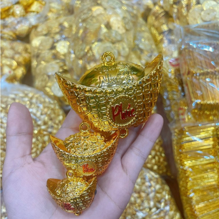 Gold bars and gold coins decorate water towers, cakes, oats ...