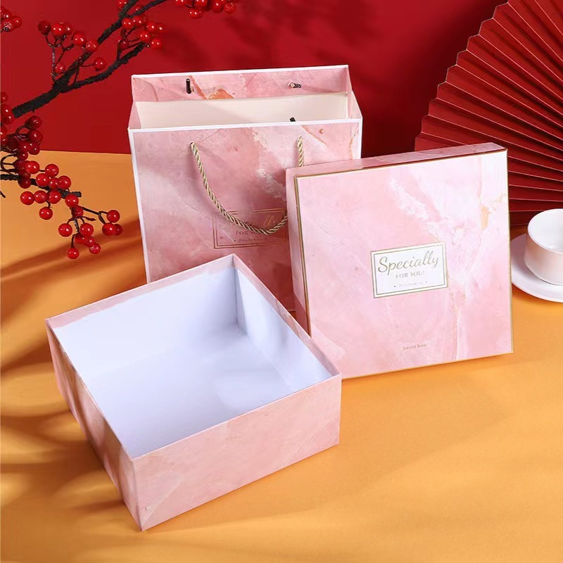 High-end gift boxes and handbags with straw lining and cute mini cards ...