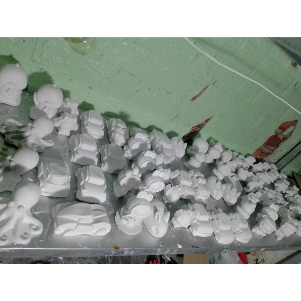 Combo of 30 colored plaster statues (2D + 3D) Messy many sizes about 5 ...