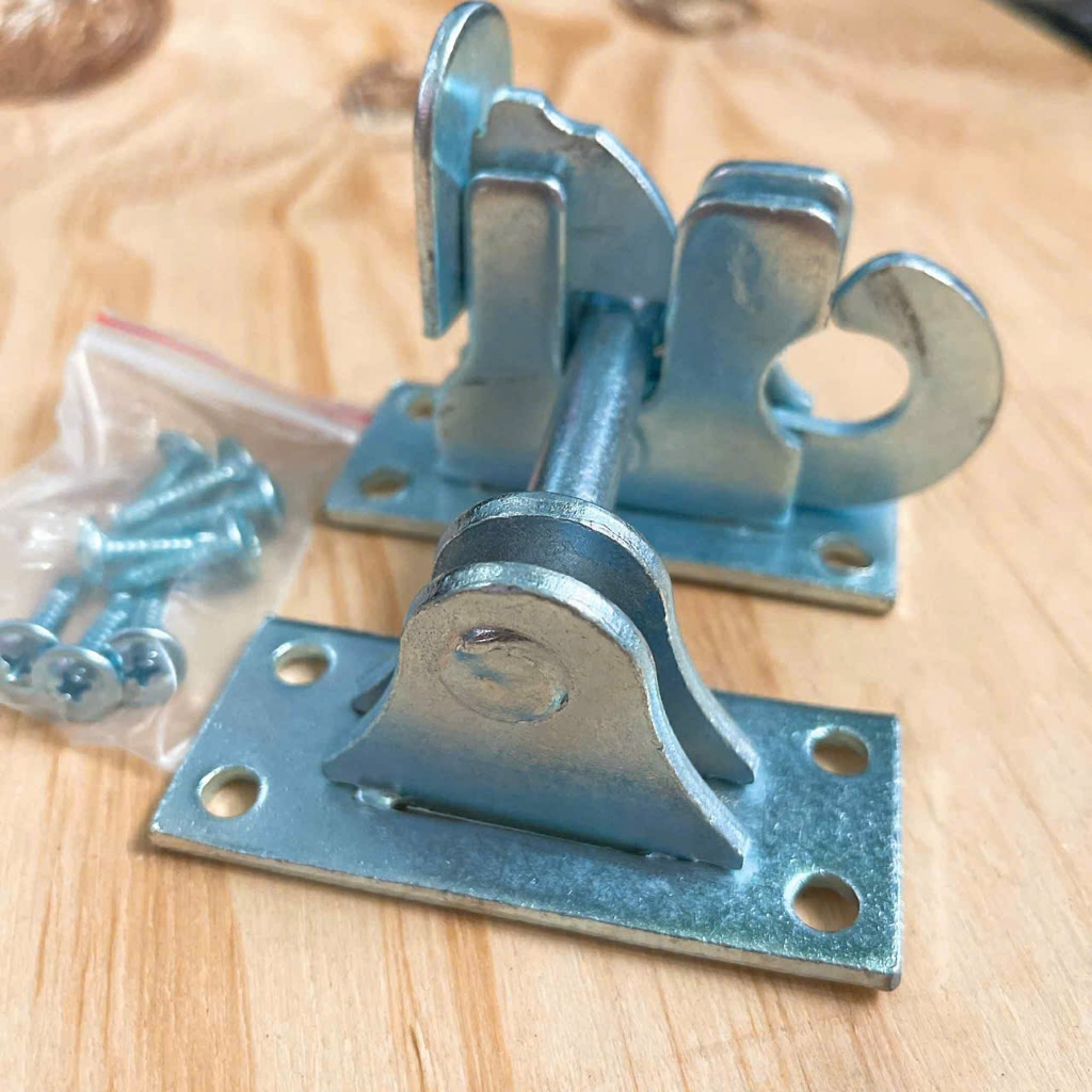 AUTOMATIC GATE DOOR LATCH - THICK ZINC-PLATED IRON LATCH | Shopee ...