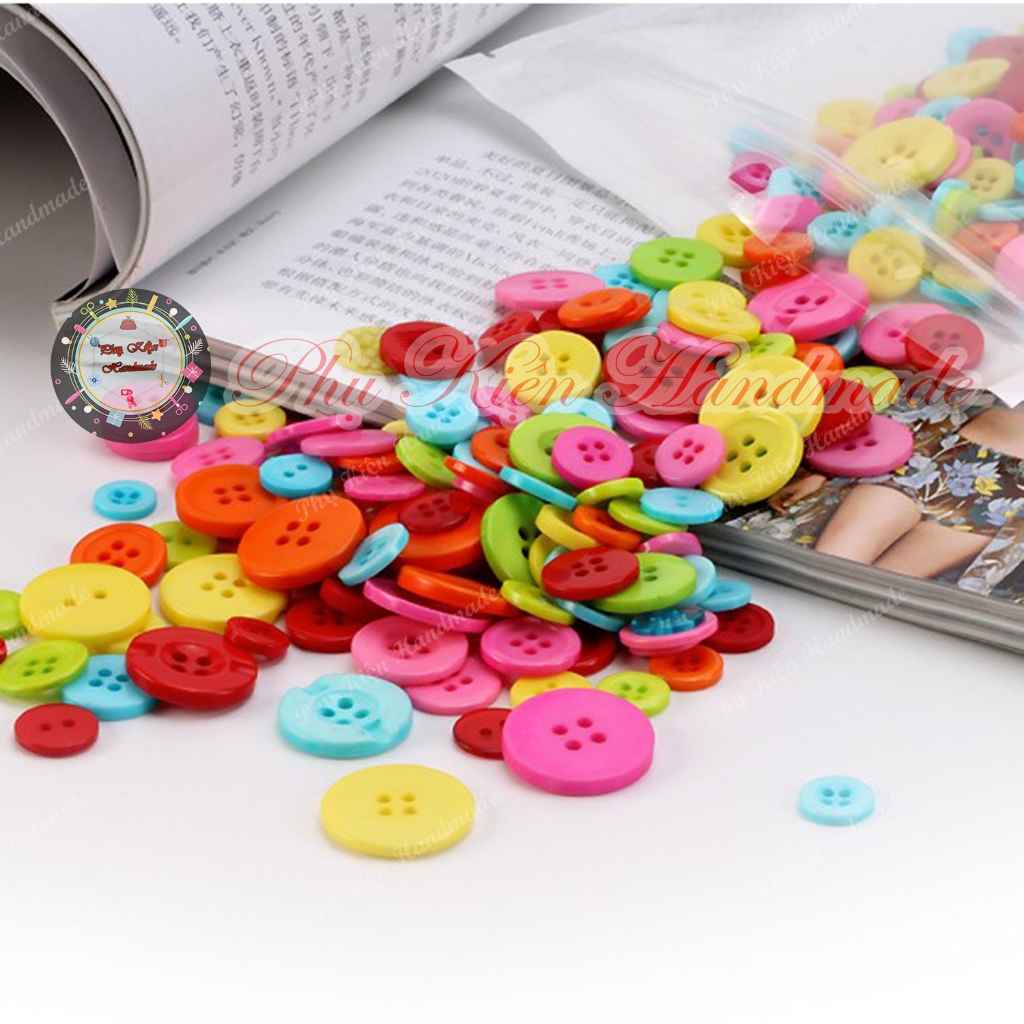 Set of 150 grams of round plastic buttons mixed in random colors and ...