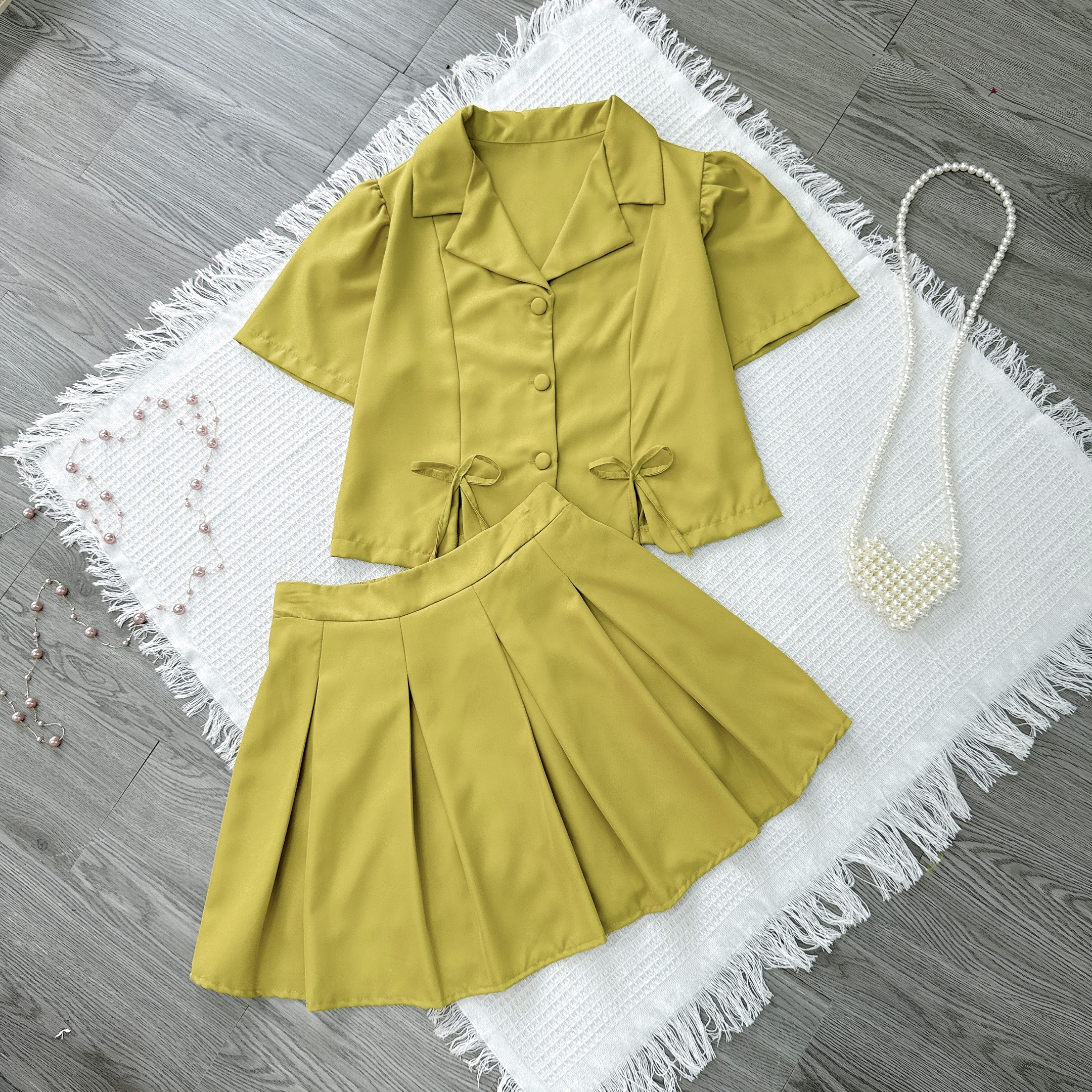 Women's Set of vet collar shirt with puffed sleeves and cotton A-line ...
