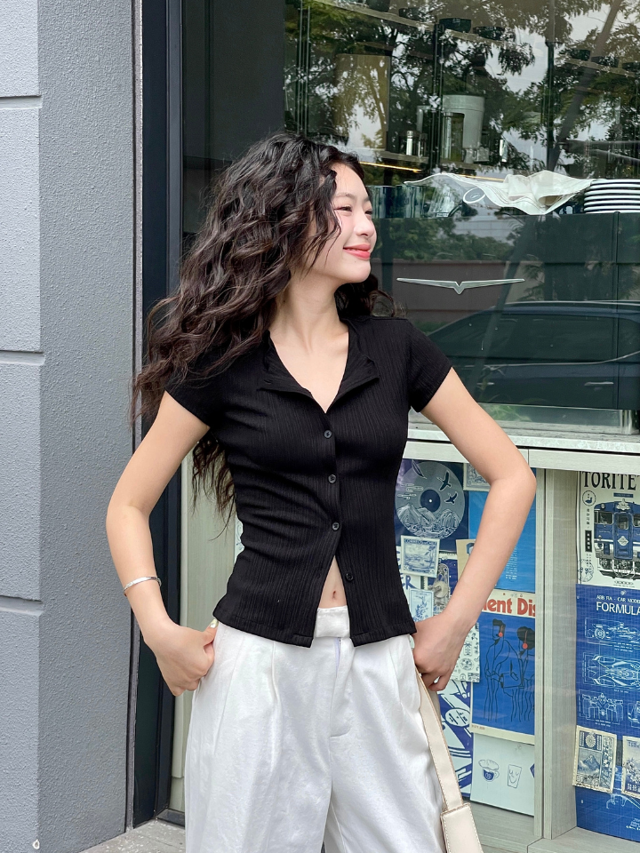 Nora Top ACT02 women's short-sleeved T-shirt with round neck, buttons, body-hugging fit - Uni By ...